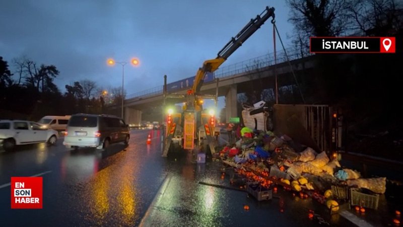 Beykoz’da özel halk otobüsü ile sebze yüklü kamyon çarpıştı - VİDEONUZ Beykoz’da özel halk otobüsü ile sebze yüklü kamyon çarpıştı - VİDEONUZ